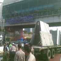 Ketinggian Muatan Truk Lebihi Batas Maksimal Portal Underpass Pondok Indah