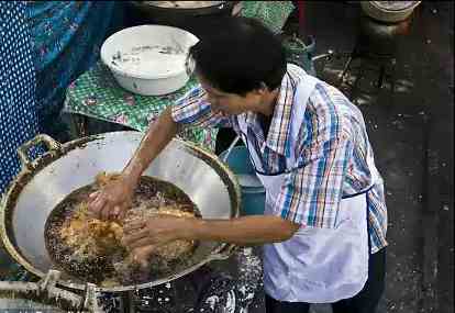 Kulit 'Manusia Gorengan' Tak Melepuh Dicelup Minyak Panas