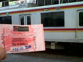 Beroperasi Perdana di Hari Kerja, Commuter Line Penuh Sesak