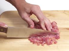 Mencincang Daging dengan Pisau