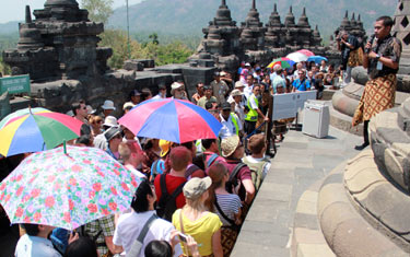 Pembersihan Abu Merapi Selesai, Puncak Borobudur Dibuka Lagi
