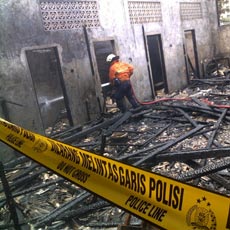 5 Kantin & Gudang SMP 135 Duren Sawit Diamuk Si Jago Merah