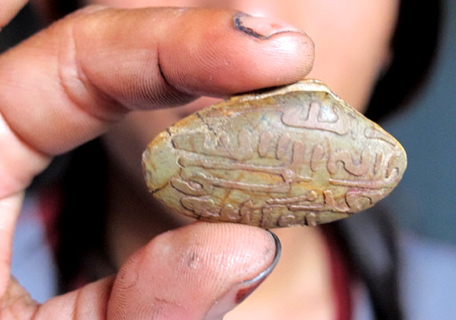 Batu Berlafadz Syahadat Ditemukan di Kali Putih