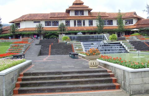 Taman Bunga Nusantara, Labirin Mempertemukan Kita