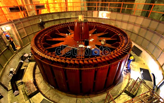 Beginilah Cara Merawat Generator Raksasa PLTA