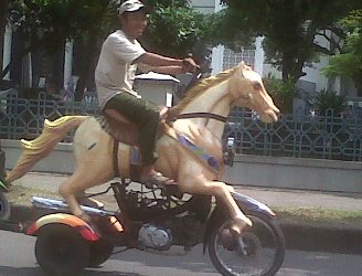 Lucu, 'Kuda' Bisa Naik Motor