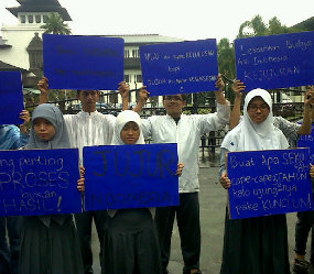 Pelajar Usung Ragam Poster Anti Menyontek di Gedung Sate