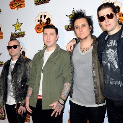 Konser Batal, A7X Minta Bantuan Java Musikindo