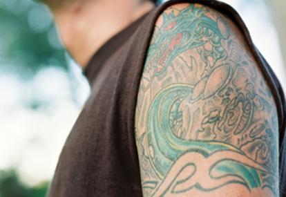 Punya Badan Penuh Tato Harus Rajin Perawatan Kulit