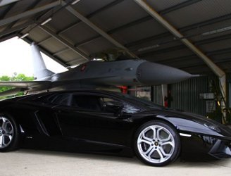Lamborghini Aventador Vs Pesawat Jet F16, Siapa Menang?