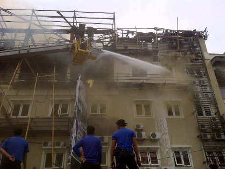 Kebakaran Landa Pemukiman Padat di Jembatan Besi Jakbar