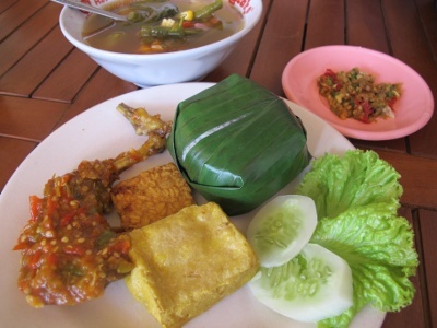 Mengobati Kangen Kampung Dengan Nasi Timbel Plus Sambal Cikur