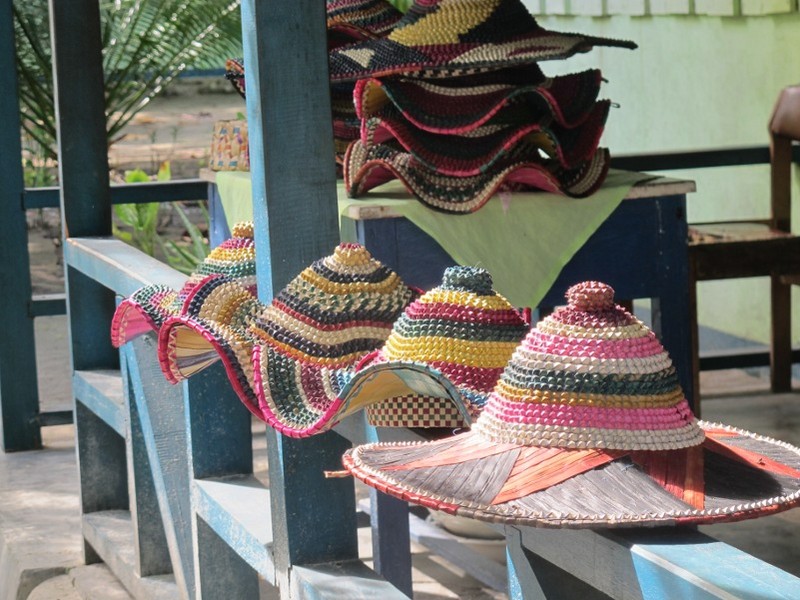 Warna-warni Topi Khas Raja Ampat