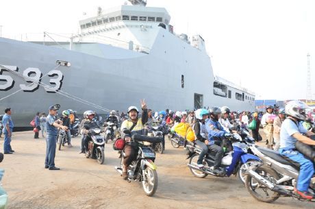Ribuan Pemudik dengan KRI Banda Aceh Tiba di Priok