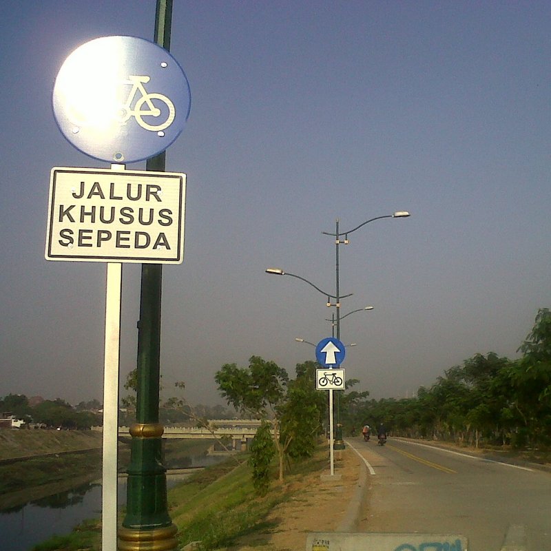 Rambu-rambu Jalur Khusus Sepeda Mulai Terpasang di BKT
