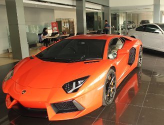 Mau Beli Lambo atau Ferrari? Test Drive Dulu...