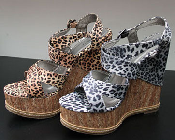 Amante Rilis Sepatu Bermotif Kulit Binatang & Beraksen Lace