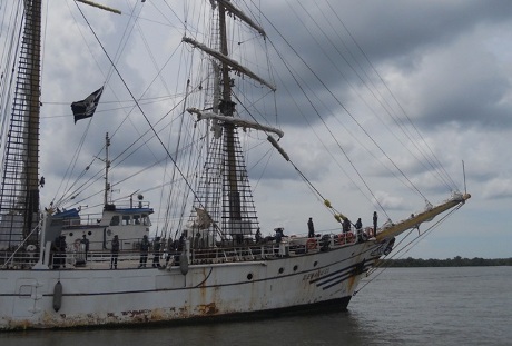Kenapa KRI Dewaruci Memasang Bendera Hitam dengan Lambang Tengkorak?