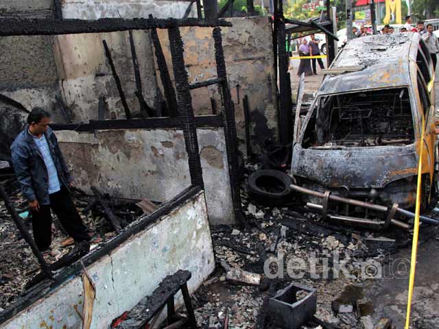 Mobil Terbakar, Ludeskan 4 Ruko