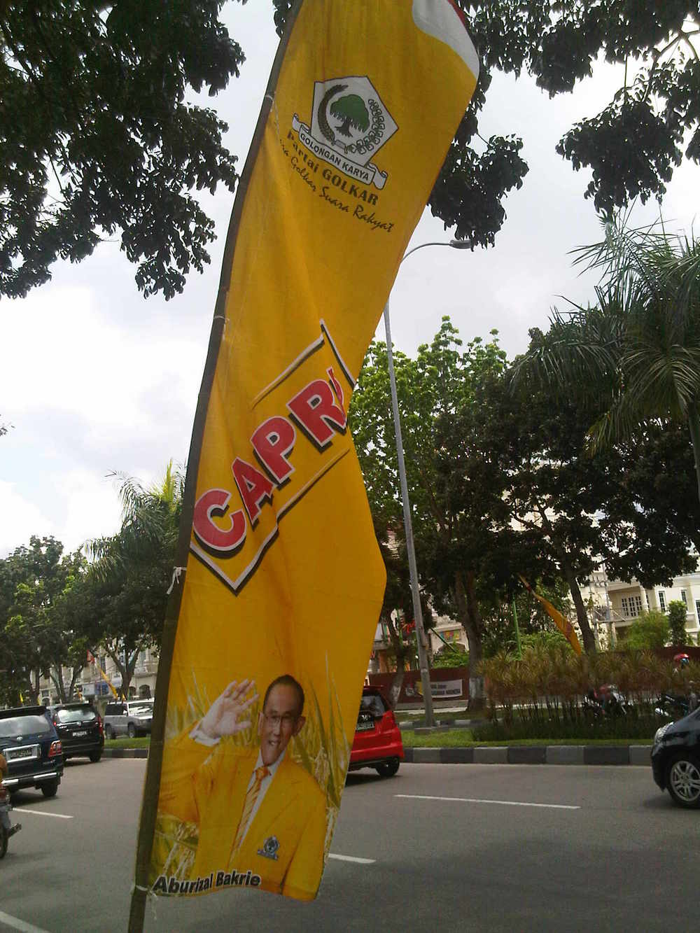 Spanduk Capres ARB Bertebaran di Pekanbaru