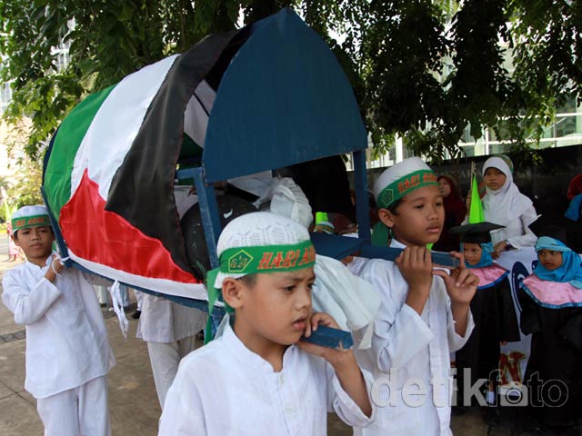 Anak Yatim Peringati Lebaran Dengan Aksi Damai Kecam Agresi Israel Anak Yatim Peringati Lebaran Dengan Aksi Damai Kecam Agresi Israel