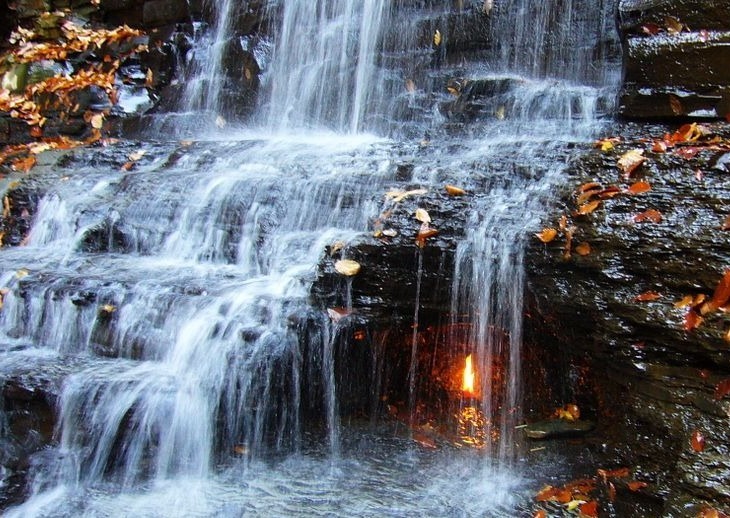 Api Menyala di Air Terjun, Kok Bisa?