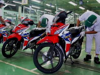 Honda Blade Tampil dengan Warna Baru