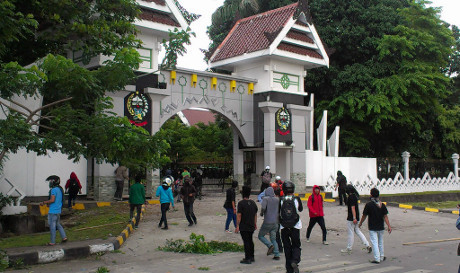 Demo Antikorupsi, Ratusan Mahasiswa Makassar Bentrok dengan Polisi