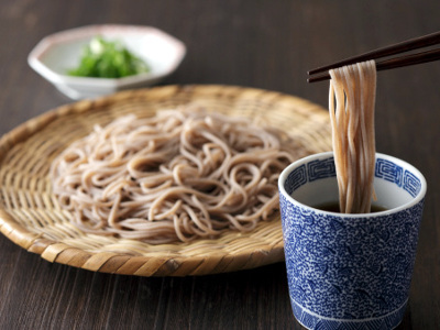 Sluurp! Seruput Saja Soba Dingin dengan Bunyi Keras!