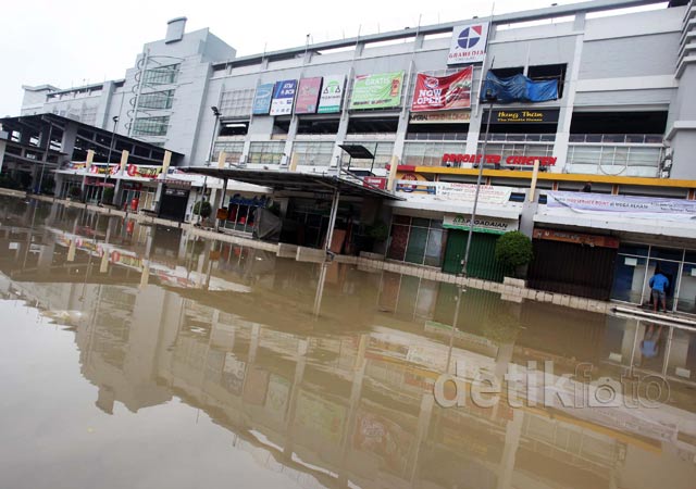 Mega Bekasi Hypermall Masih Terendam