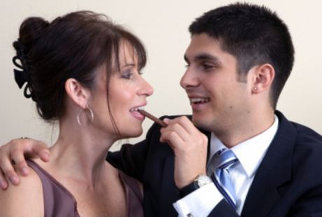 5 Alasan Pria Menyukai Wanita yang Lebih Tua