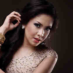 Indah Alex: Cinta Nggak Bisa Milih-milih