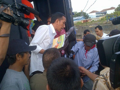Jokowi Bagi-bagi Buku dan Tas Sekolah di Rusun Pluit