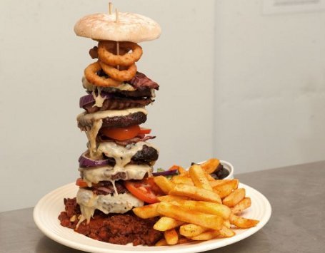 Burger 7.000 Kalori Ini Harus Habis dalam Waktu 20 Menit!