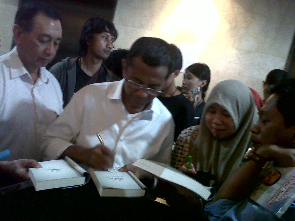 Bos Merpati Ikut Antre Minta Tanda Tangan Dahlan di Acara Bedah Buku