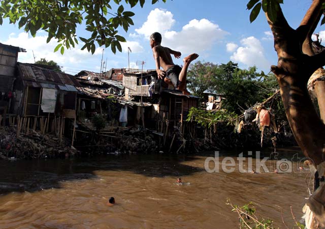 Asyiknya Bermain Air di Kali
