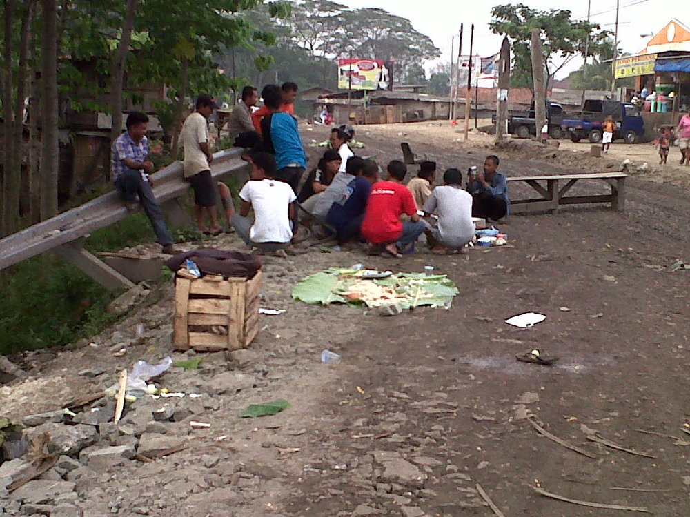 Jl Serang-Lebak Diblokir, Ratusan Warga Tuntut Ratu Atut Perbaiki Jalan Jl Serang-Lebak Diblokir, Ratusan Warga Tuntut Ratu Atut Perbaiki Jalan