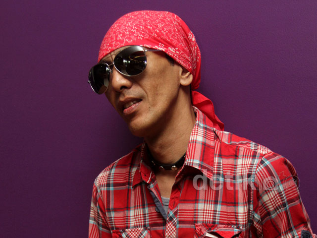 Yuke 'Dewa 19' Bergaya dengan Kacamata Hitam