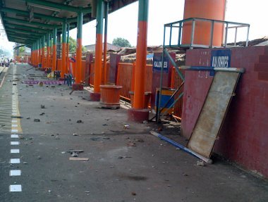 Penertiban PKL di Stasiun Kalideres Ricuh