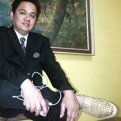 Wow..Farhat Abbas Pakai Sepatu Berduri Seharga Rp 18 Juta