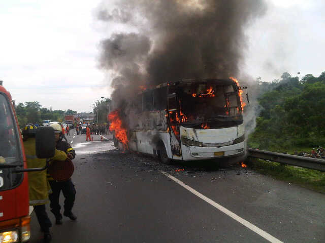 Ini Penampakan Bus Primajasa Diamuk Api di Tol Cipularang