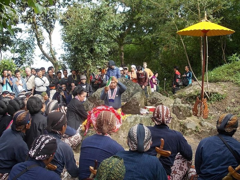 Upacara Adat Labuhan Merapi Memukau Wisatawan Asing