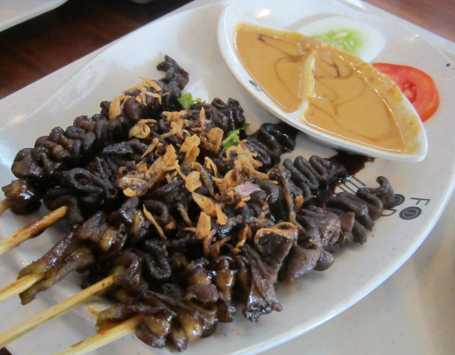 Satay Kitchen: Jajan Sate Ayam Ponorogo dan Sate Usus yang Empuk dan Manis