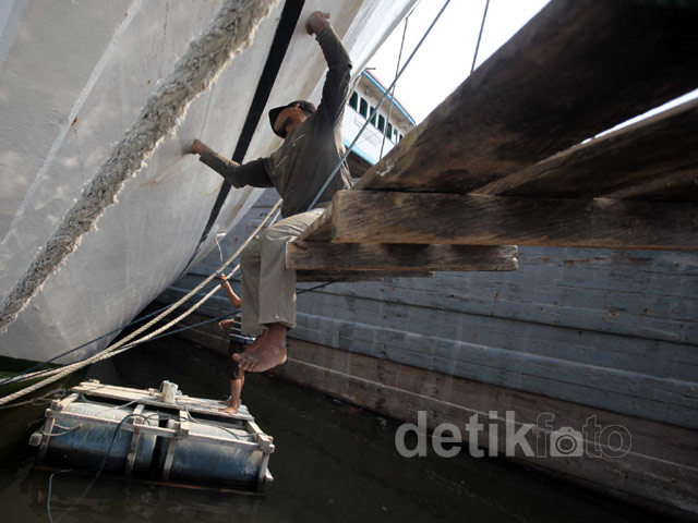Masih Libur, Para ABK Mengecat Lambung Kapal