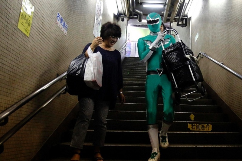 'Power Ranger' Siap Bantu Turis di Stasiun Subway Tokyo