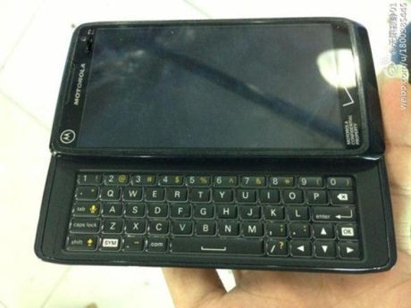 Motorola Pertahankan Slide Out Keyboard di Droid 5
