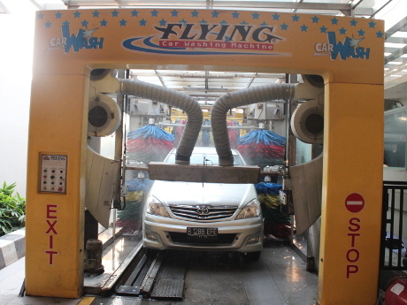 Tarif Cuci Mobil Secara Manual dan Robotic