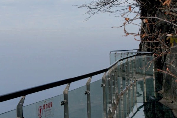 Ngeri! Jembatan Kaca di China Ini Ada di Ketinggian 1.432 Meter Ngeri! Jembatan Kaca di China Ini Ada di Ketinggian 1.432 Meter