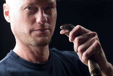 Demi Kebal Bisa Ular, Pria Ini Biarkan Tubuhnya Digigit Ular 100 Kali