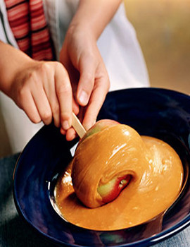 Yuk, Bikin Apel Lapis Karamel Lezat dengan Lima Tahap Ini!